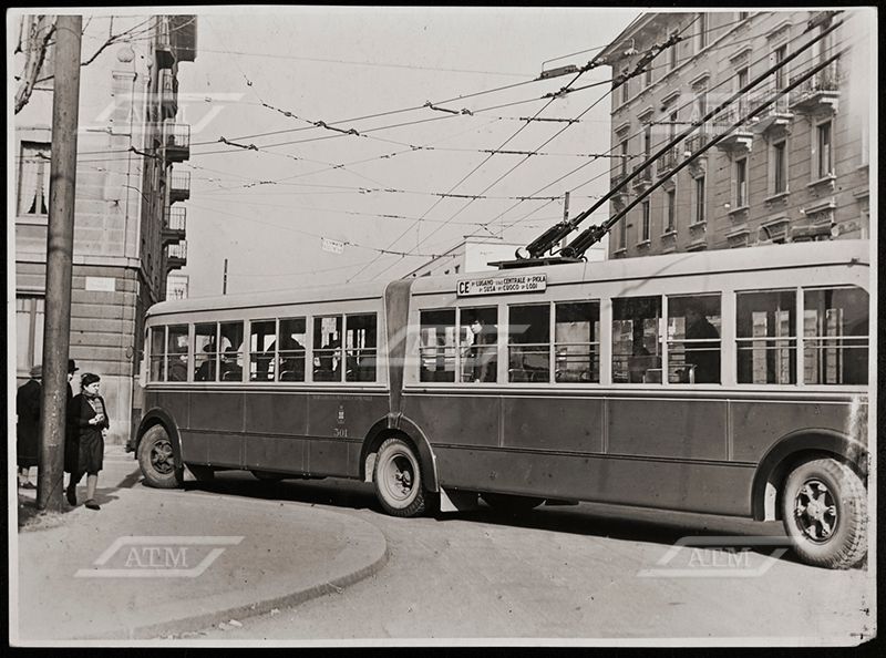 Filobus snodato sperimentale a tre assi TIBB-OMS a volta ... Filobus snodato sperimentale a tre assi TIBB-OMS a volta ...