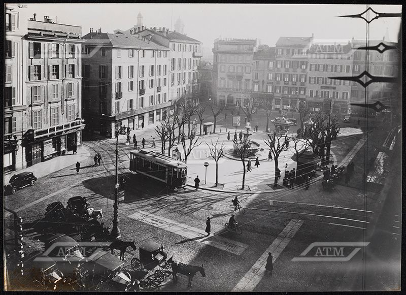 Veduta dall'alto di piazza Fontana con tram, carrozze e taxi