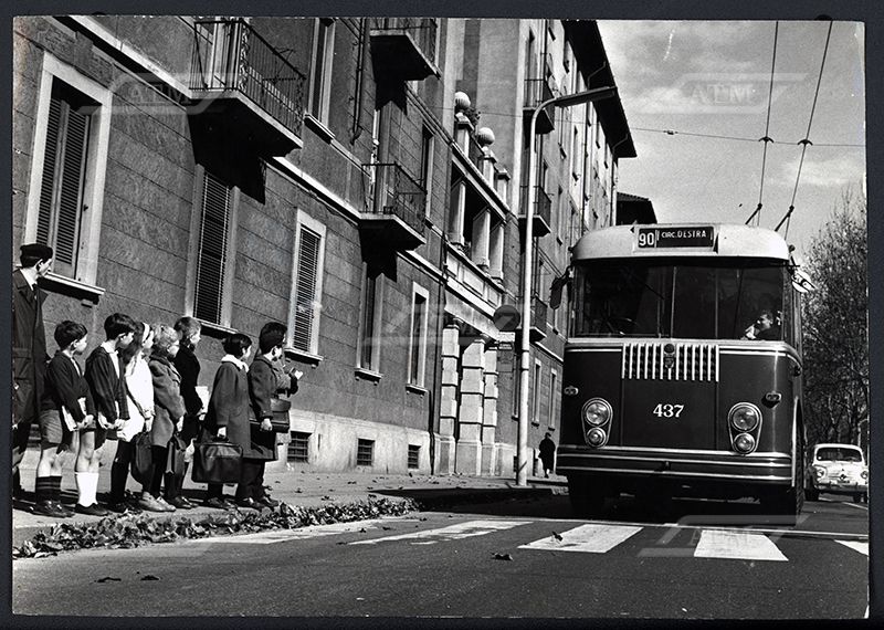 Studenti alla fermata della linea 90 in viale Tibaldi