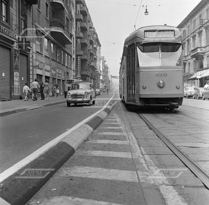 Tram articolato tipo 4600, n. 4609, linea 15 in transito ...